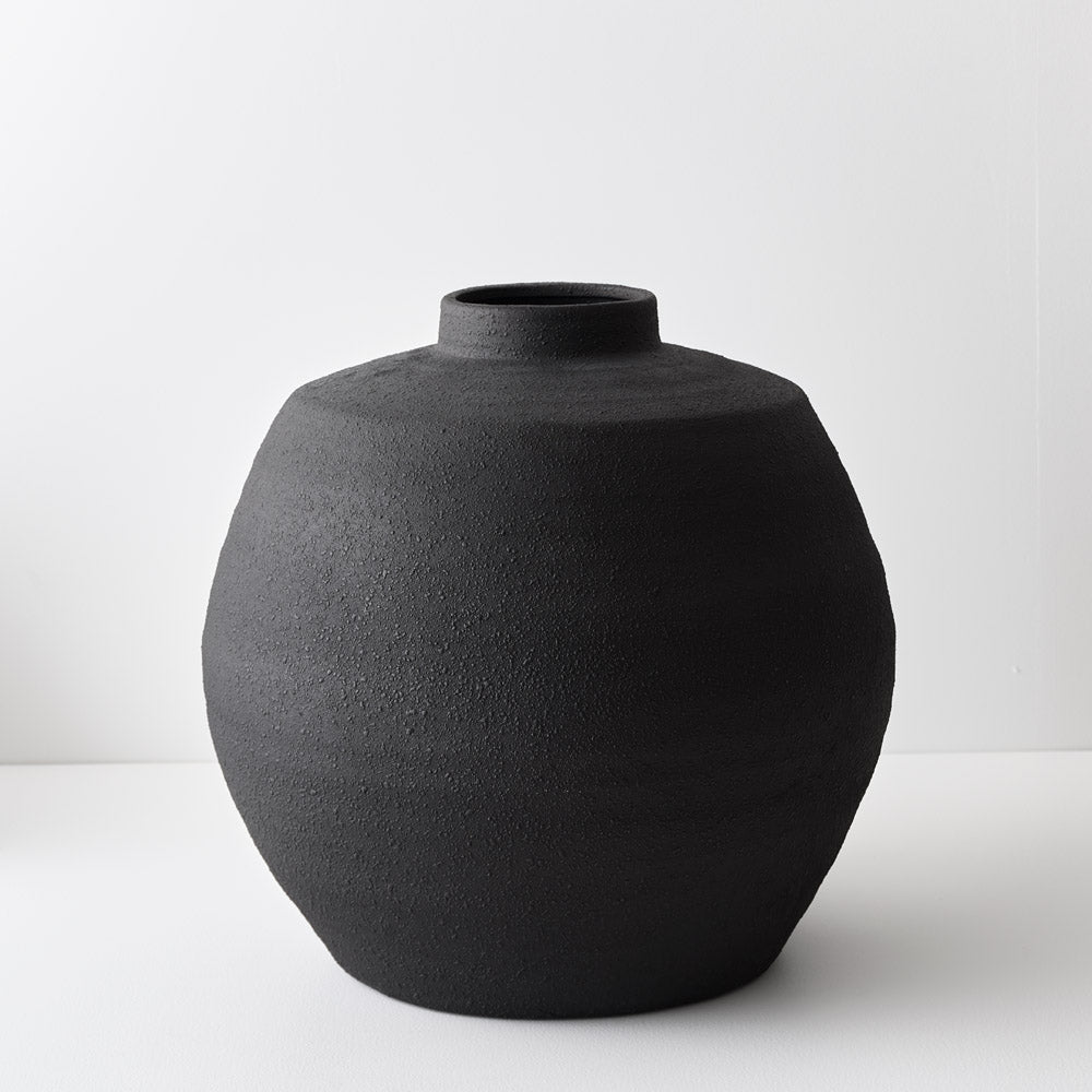 Sola Pot 40cm Black — Flora Designs Australia